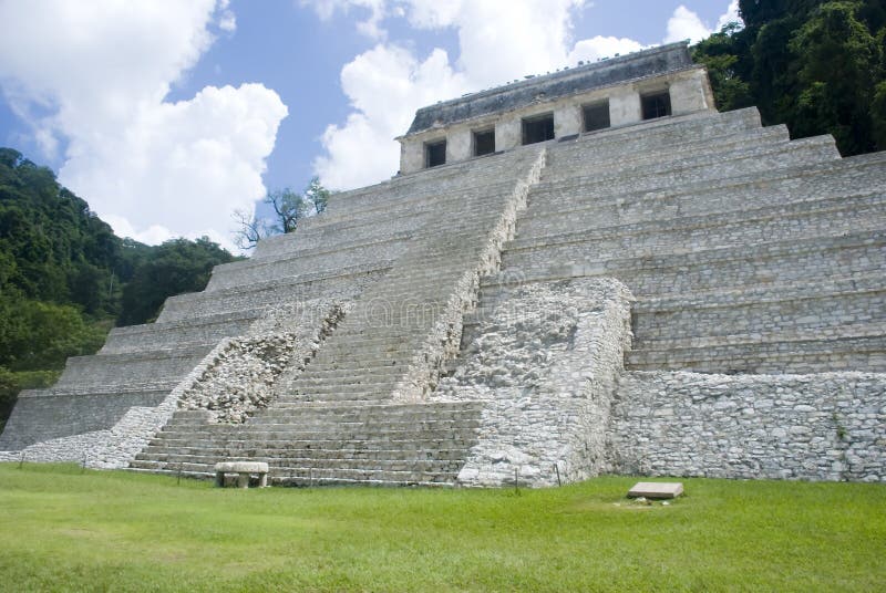 Maya-tempel stock afbeelding. Image of inschrijvingen - 7338461