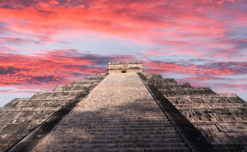 Mayan Pyramid in Chichen Itza Ruins, Yucatan, Mexico Stock Photo ...
