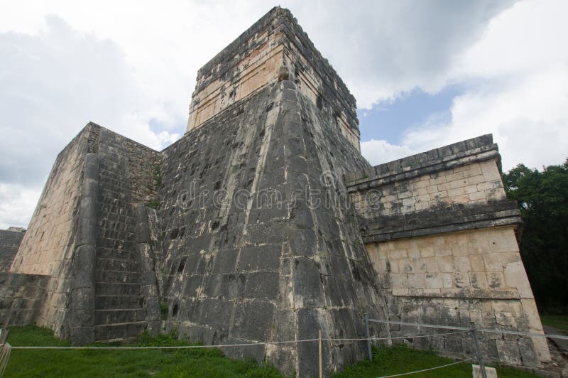 Mayan Structures in Chichen Itza Stock Image - Image of mayan, chichen ...