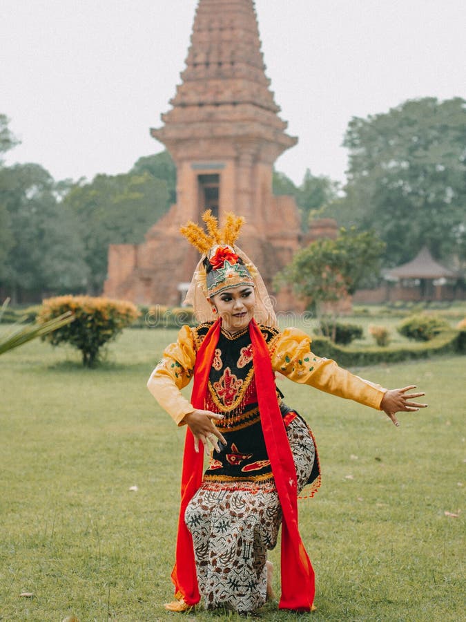 Mayang Rontek Dance editorial photo. Image of mojokerto - 221787176