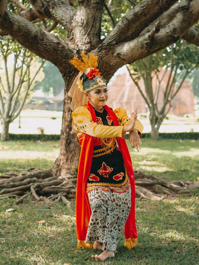 Mayang Rontek Dance editorial photography. Image of elements - 221787422