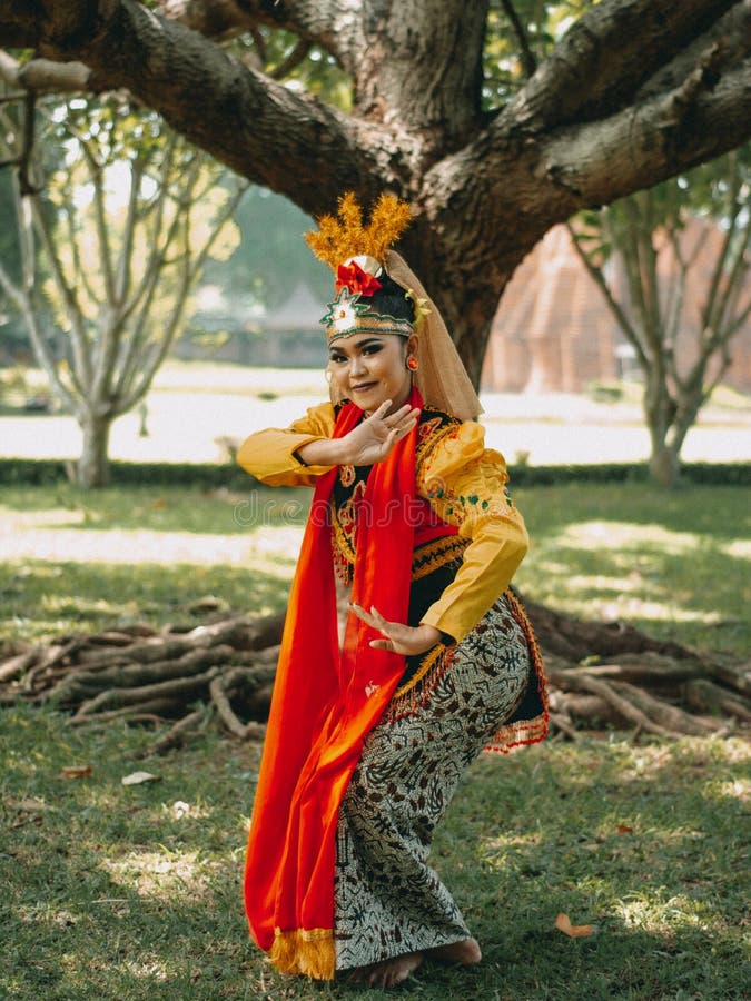 Mayang Rontek Dance editorial image. Image of cuisine - 221787540