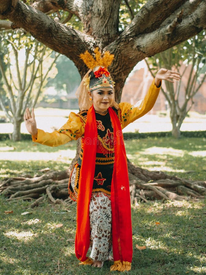 Mayang Rontek Dance editorial stock photo. Image of mojokerto - 221787483