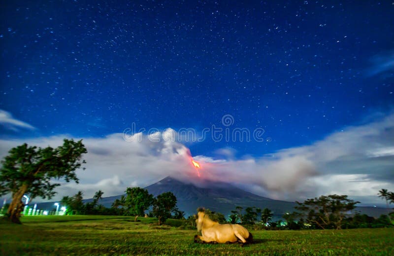 Mayon volcano stock photo. Image of nightshot, quituinan - 109514482