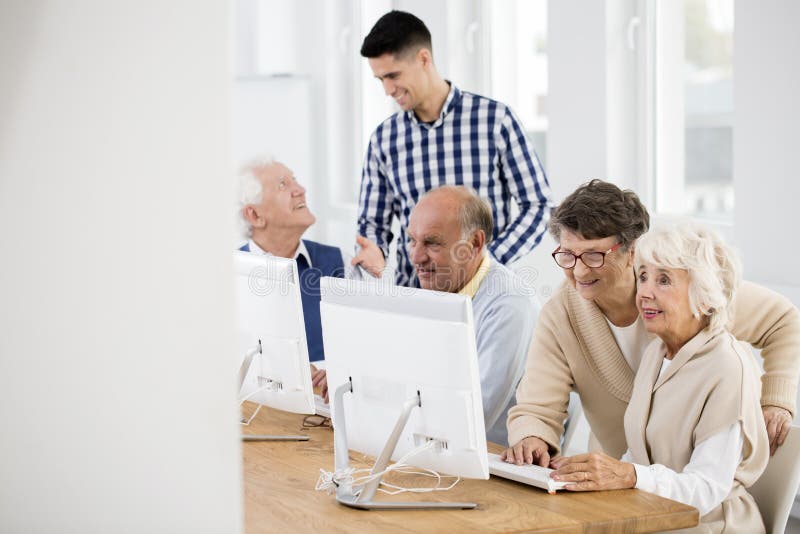 Mayores Que Aprenden Utilizar Internet Imagen de archivo - Imagen de ... Mayores Que Aprenden Utilizar Internet Imagen de archivo - Imagen de ...