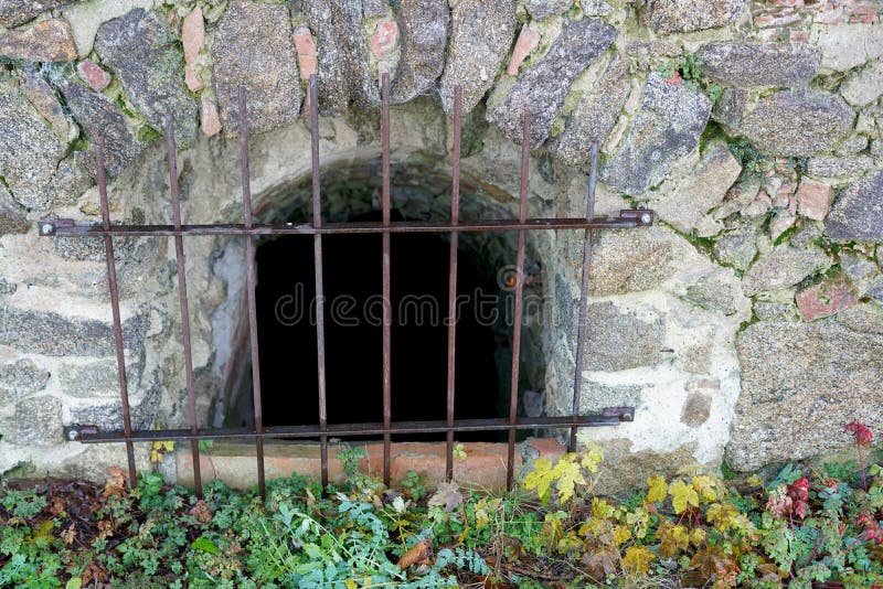 Mazmorra En Castillo Medieval En Mismo Buenas Condiciones Foto de ...