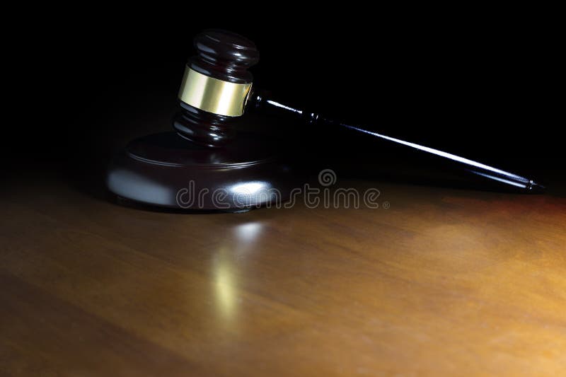 Mano Con El Arma Y El Mazo De Los Jueces - Vertical Imagen de archivo ...