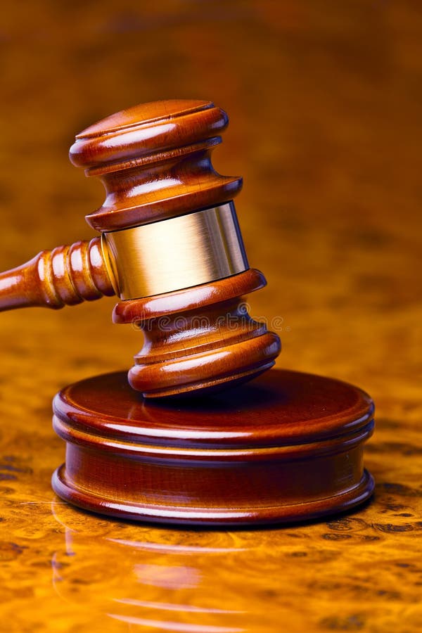 Mazo De Juez. Martillo De Subasta En Un Tribunal. Imagen de archivo ...