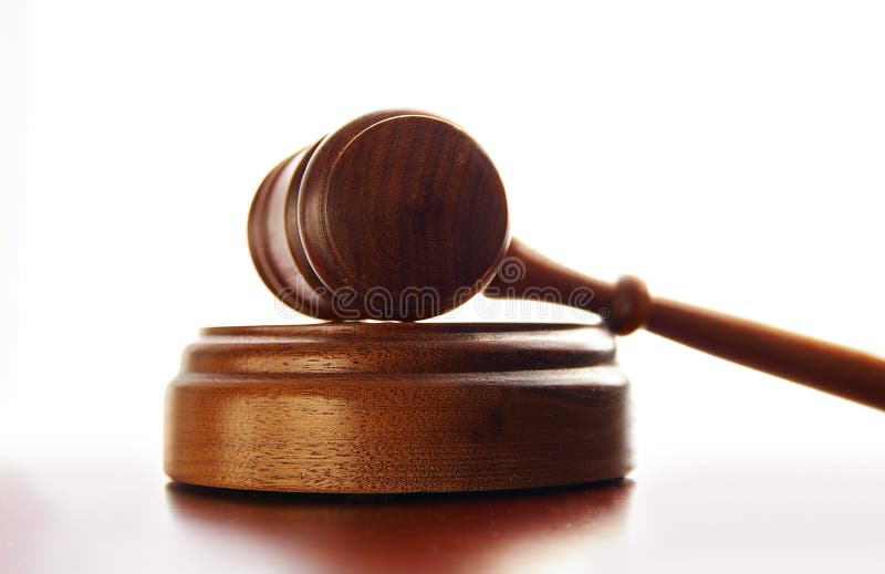 Mazo y lupa del juez foto de archivo. Imagen de lupa - 10743960