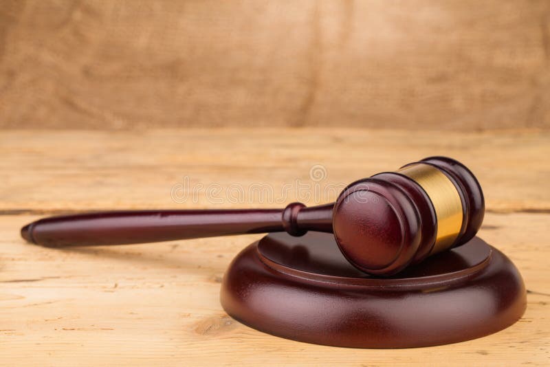 Mazo del juez en la tabla imagen de archivo. Imagen de ahorros - 46733823