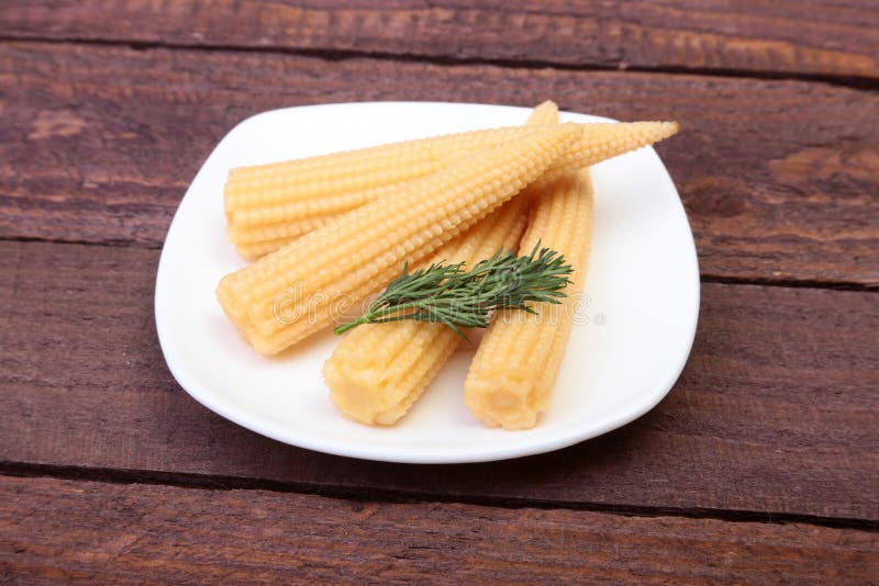 Mazorca De Mini Corn Preservada En La Placa En El Tablero De Madera ...