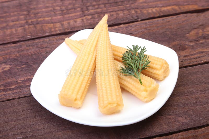 Mazorca De Mini Corn Preservada En La Placa En El Tablero De Madera ...