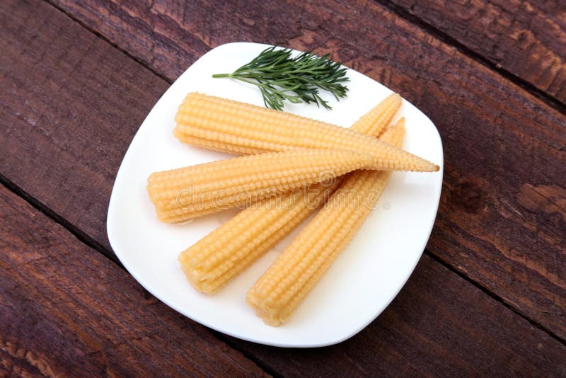 Mazorca De Mini Corn Preservada En La Placa En El Tablero De Madera ...