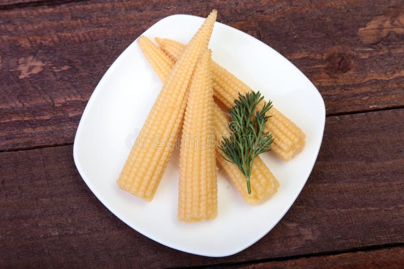 Mazorca De Mini Corn Preservada En La Placa En El Tablero De Madera ...