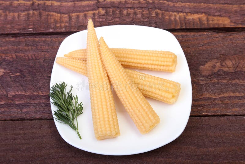Mazorca De Mini Corn Preservada En La Placa En El Tablero De Madera ...