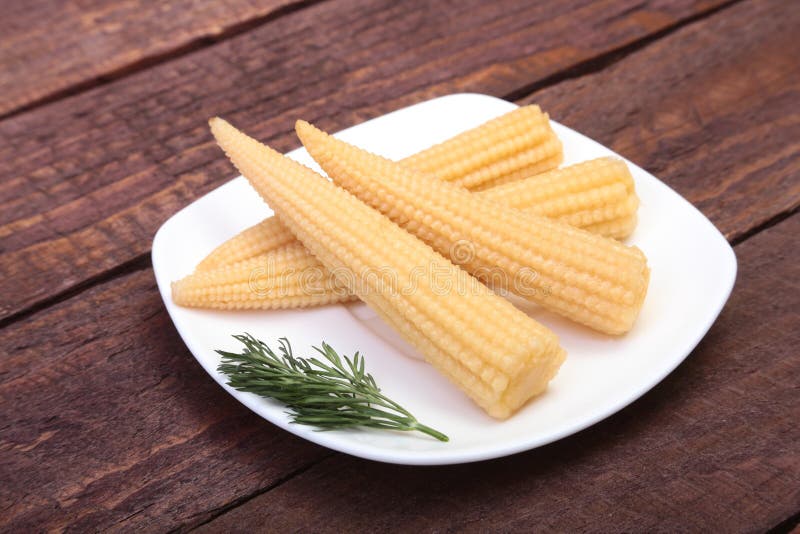 Mazorca De Mini Corn Preservada En La Placa En El Tablero De Madera ...