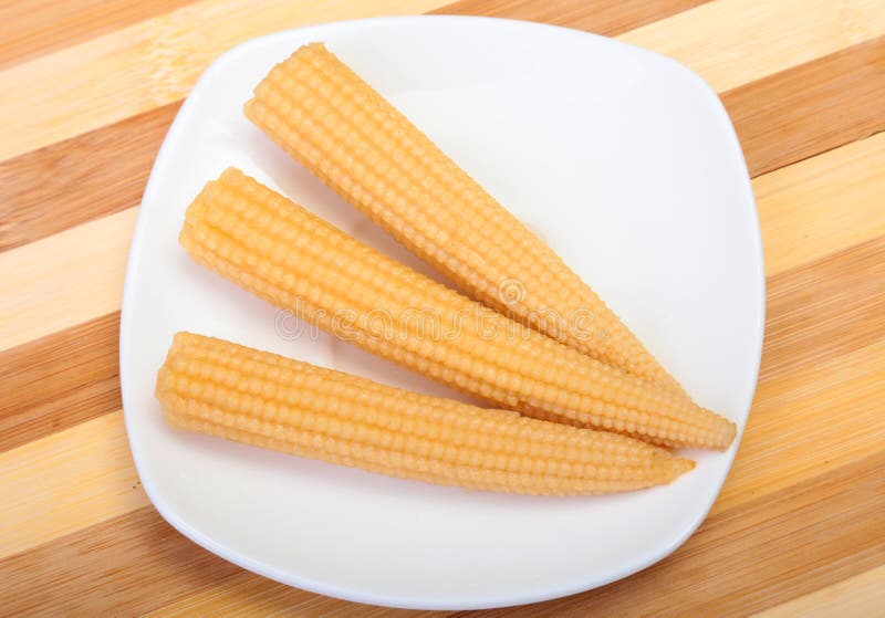 Mazorca De Mini Corn Preservada En La Placa En El Tablero De Madera ...