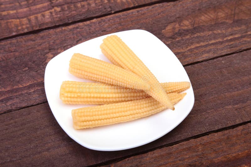 Mazorca De Mini Corn Preservada En La Placa En El Tablero De Madera ...