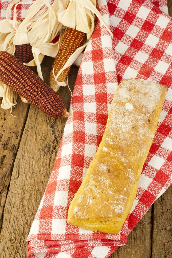 Mazorcas y pan de maíz imagen de archivo. Imagen de grano - 46199161