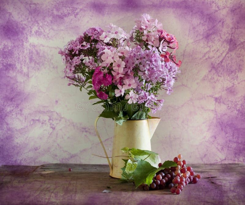 Mazzo Dei Fiori E Della Vite Immagine Stock - Immagine di cenere ...