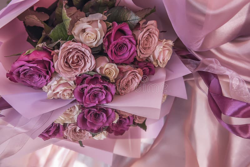 Mazzo Delle Rose Rosa E Lilla Immagine Stock - Immagine di amore ...