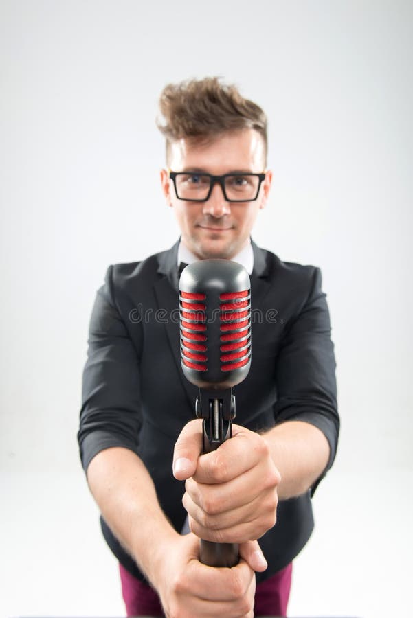 Mc que canta no microfone imagem de stock. Imagem de isolado - 43965515
