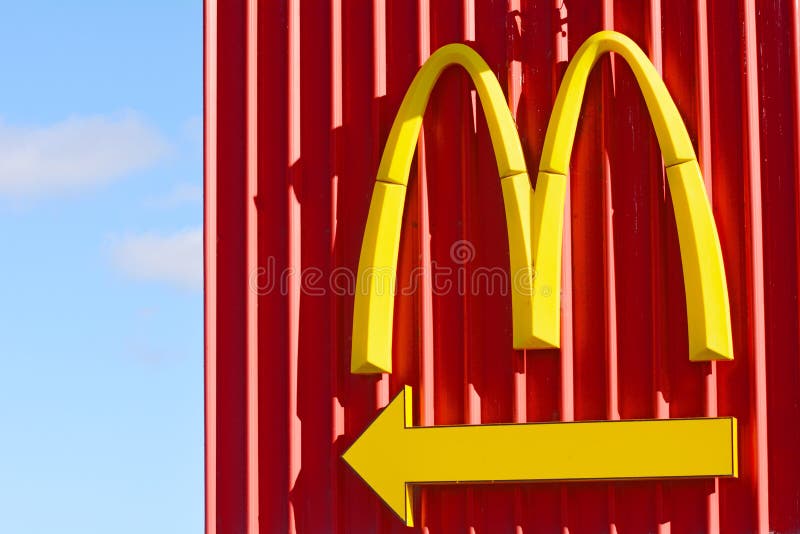 Mcdonald znak s zdjęcie stock editorial. Obraz złożonej z biznes - 20993958