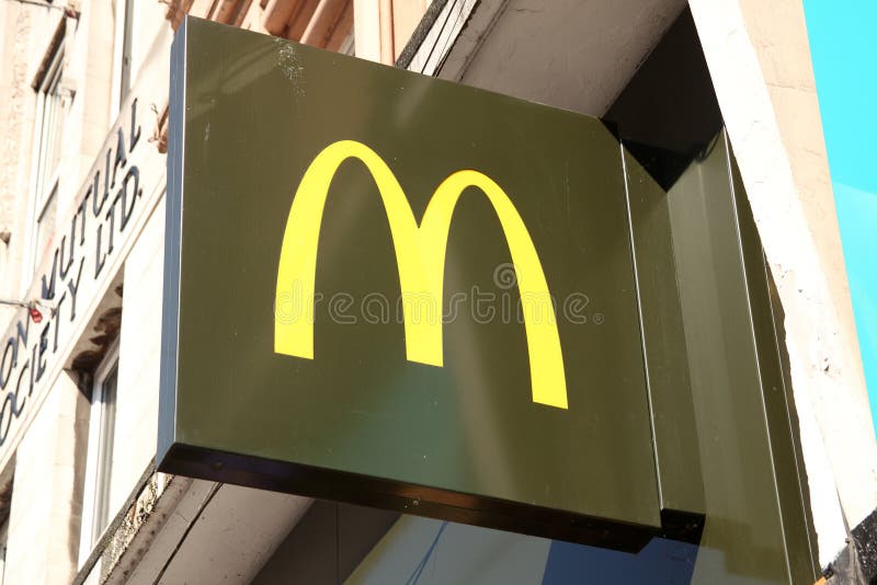 Mcdonald znak s zdjęcie stock editorial. Obraz złożonej z biznes - 20993958