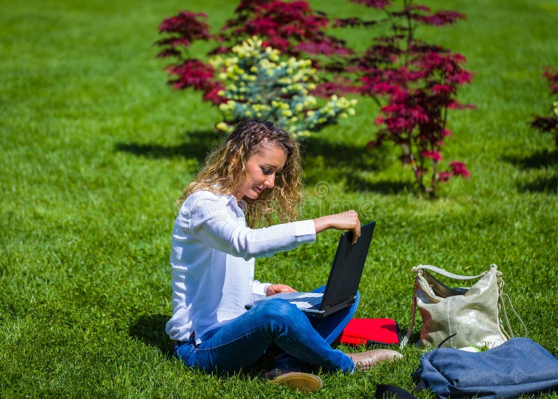 ¡Soy agradecido ayudarle! foto de archivo. Imagen de cellphone - 118677300