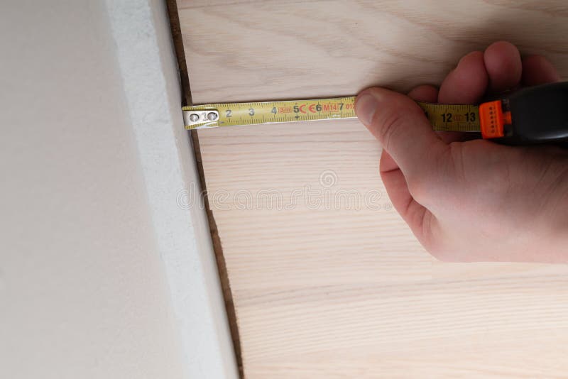 Measure Floor Length with Ruler - Laying Laminate Click Floor Stock ...