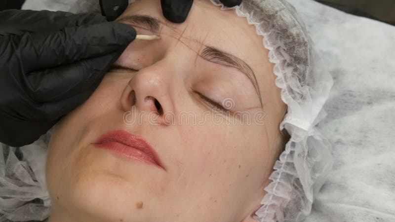 Measure the Shape of New Eyebrows with Special Dyed Thread ...