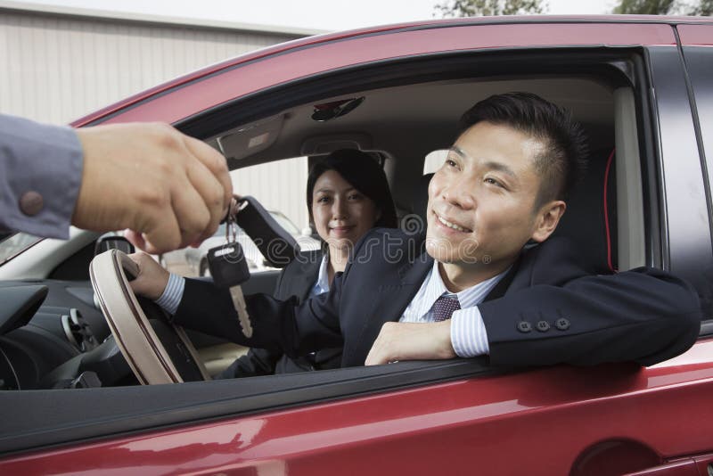 Mecânico Giving Car Keys Aos Pares Felizes Foto de Stock - Imagem de ...