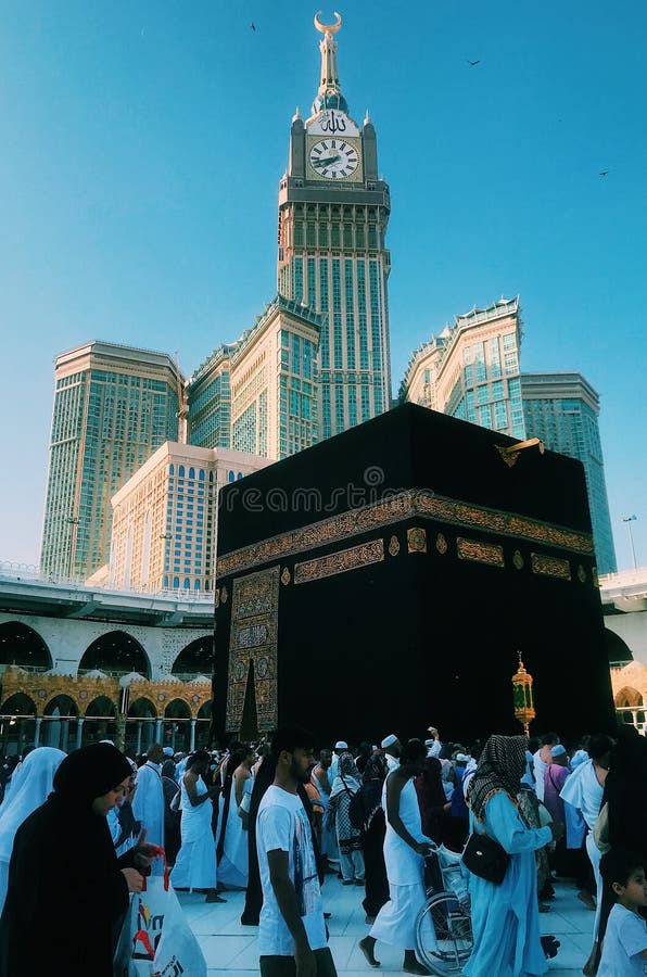 Mecca editorial photo. Image of islam, clock, people - 147923181