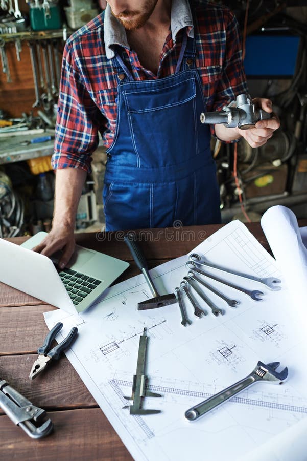 Meccanico Moderno Nel Negozio Del Garage Immagine Stock - Immagine di ...
