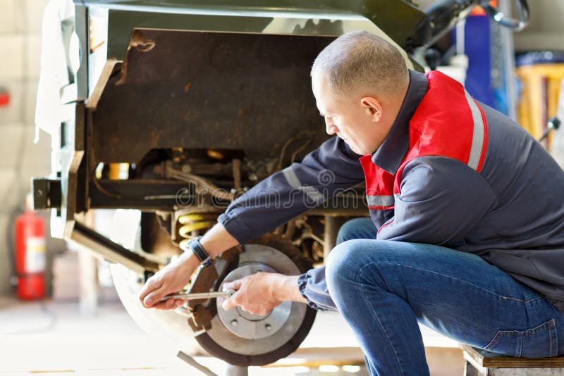 Mechanic changing wheel stock image. Image of automobile - 52795223