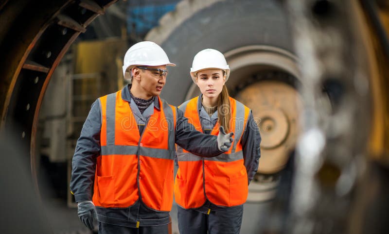 Mechanic Working Earthmoving Equipment Stock Photos - Free & Royalty ...