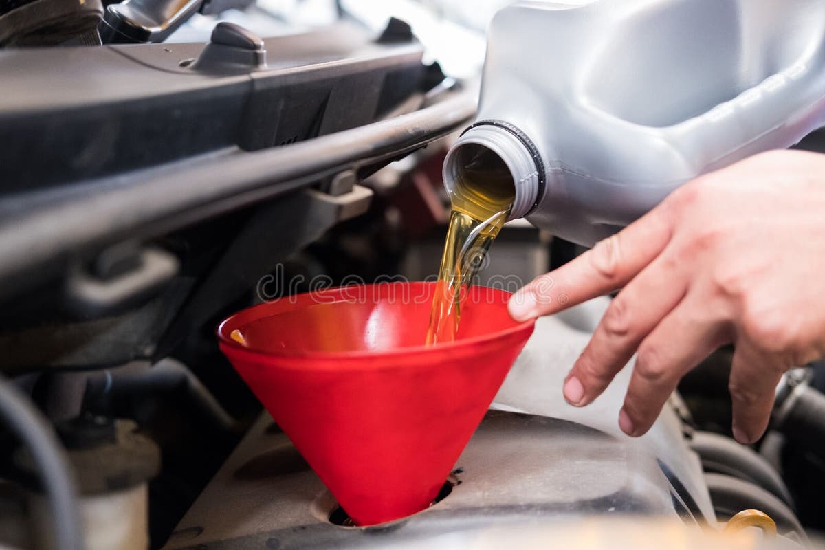226 Pouring Changing Car Engine Oil Stock Photos - Free & Royalty-Free ... 226 Pouring Changing Car Engine Oil Stock Photos - Free & Royalty-Free ...