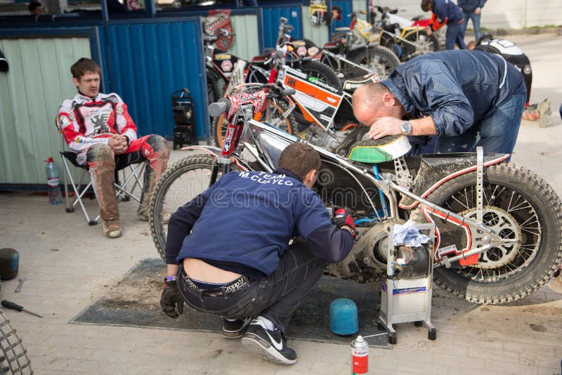 Mechanic Prepair Motorcycle for Race Editorial Photography - Image of ...