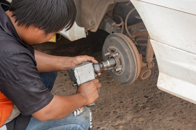 The Mechanic Repair Drum Brake of Car Editorial Photo - Image of ...