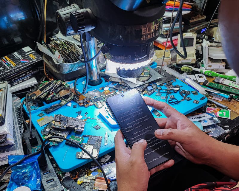 Mechanic Smartphone Test Customer Handphone after Fix the Problem Stock ...