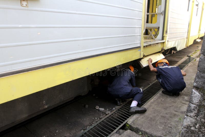 Mechanic by old train editorial photography. Image of mechanic - 34455742