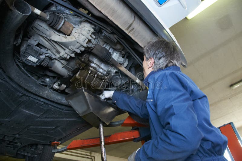 Mechaniker stockfoto. Bild von reparatur, aufgabe, motor - 23125248