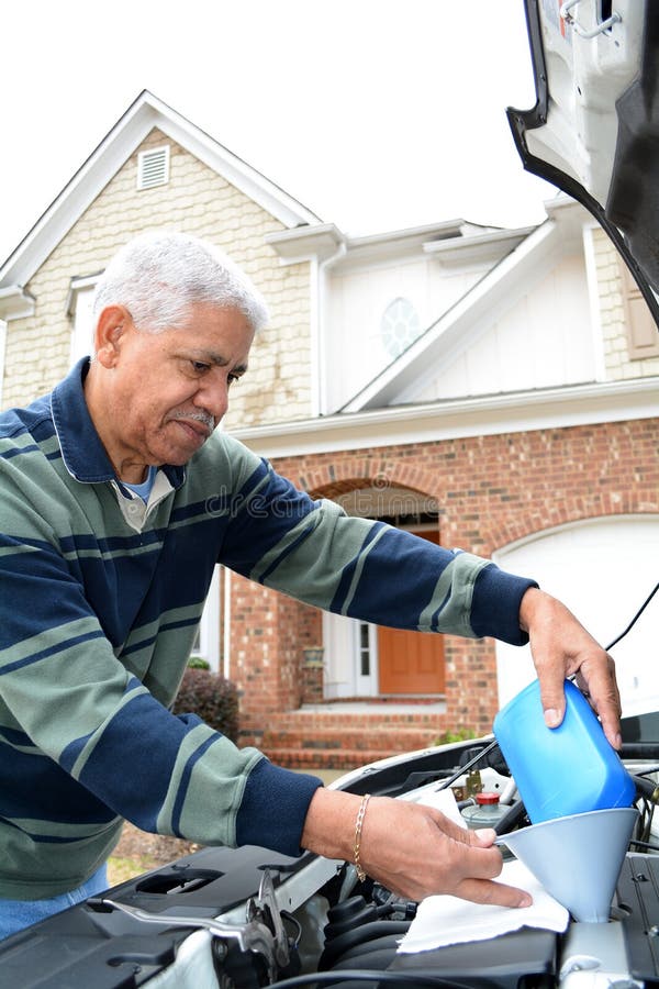 Mechaniker, Der an Auto Arbeitet Stockfoto - Bild von mechaniker ...