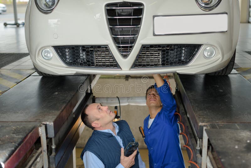 Mechaniker in Der Grube Unter Auto Stockfoto - Bild von arbeiter ...