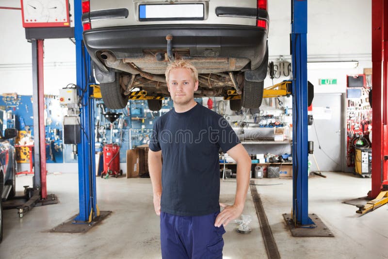Mechaniker, Der an Auto Arbeitet Stockbild - Bild von beruf, mittlere ...