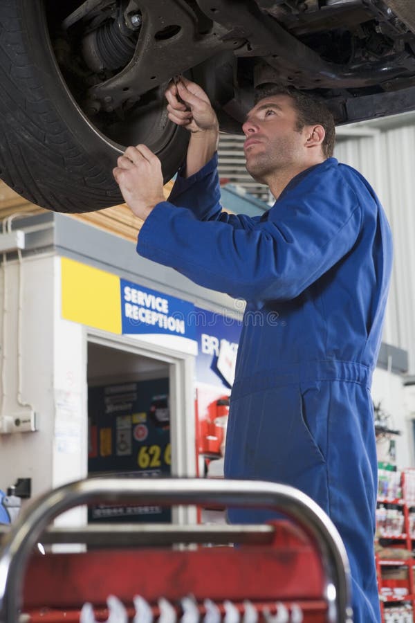 Mechaniker, Der Unter Auto Arbeitet Stockfoto - Bild von instandhalten ...