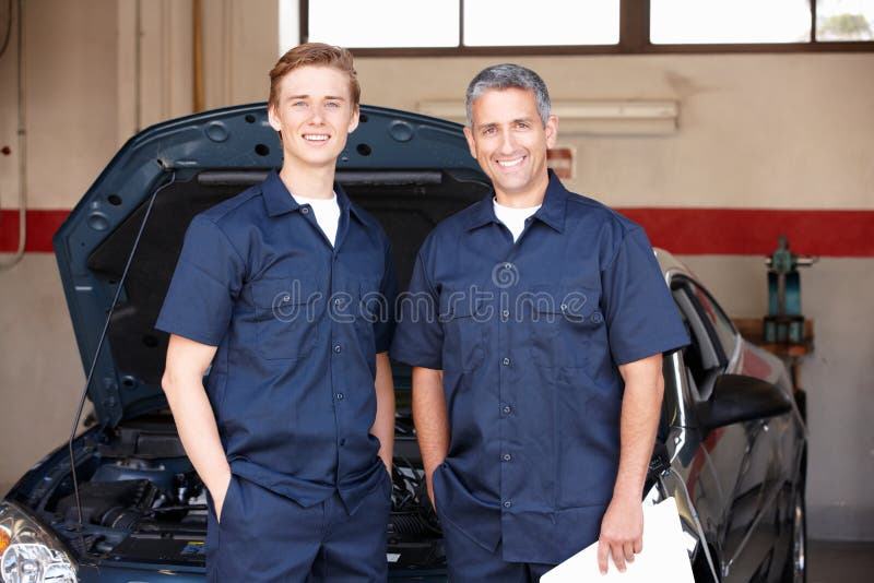 Mechaniker, Die Vor Auto Stehen Stockfoto - Bild von glücklich, auto ...