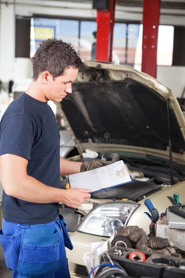 Mechaniker, Der Unter Der Haube Arbeitet Stockfoto - Bild von arbeit ...