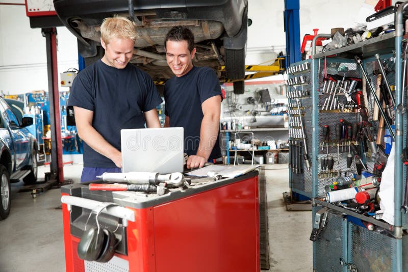 Mechaniker Mit Laptop in Der Garage Stockfoto - Bild von beruf ...