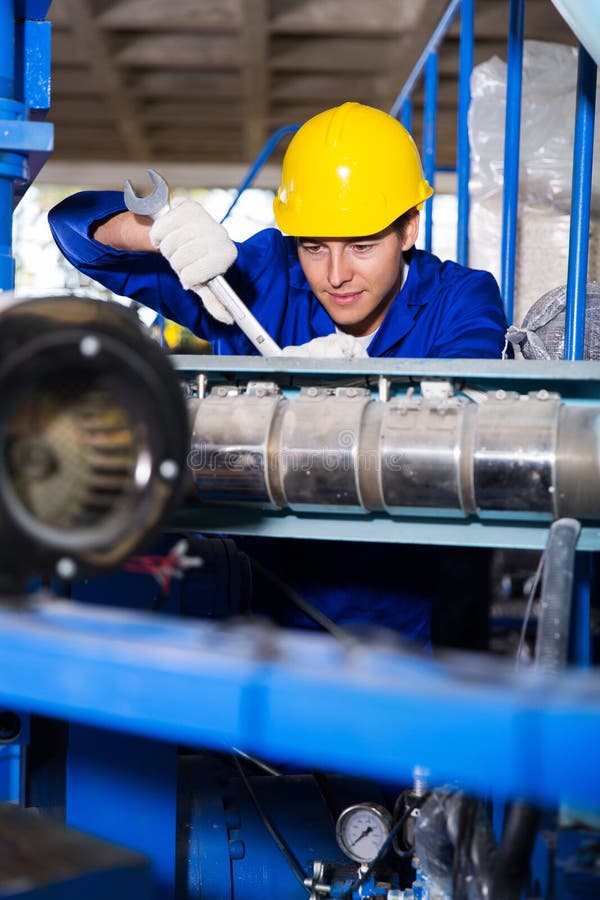 Mechaniker, Der Schwere Maschine Repariert Stockfoto - Bild von alter ...